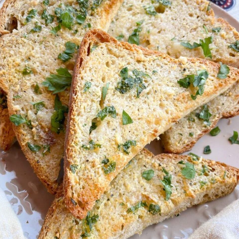 Easy Air Fryer Garlic Toast (5 minutes Recipe)